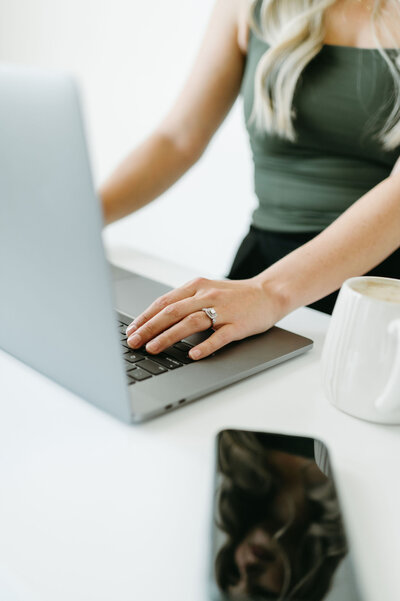 Karly Whitaker | HoneyBook Expert + Certified HoneyBook Pro