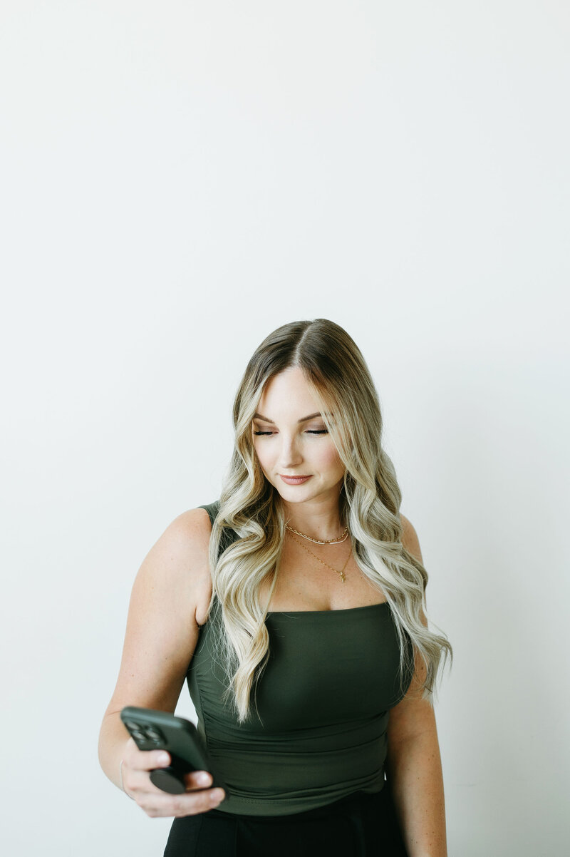 Karly Whitaker | HoneyBook Expert + Certified HoneyBook Pro